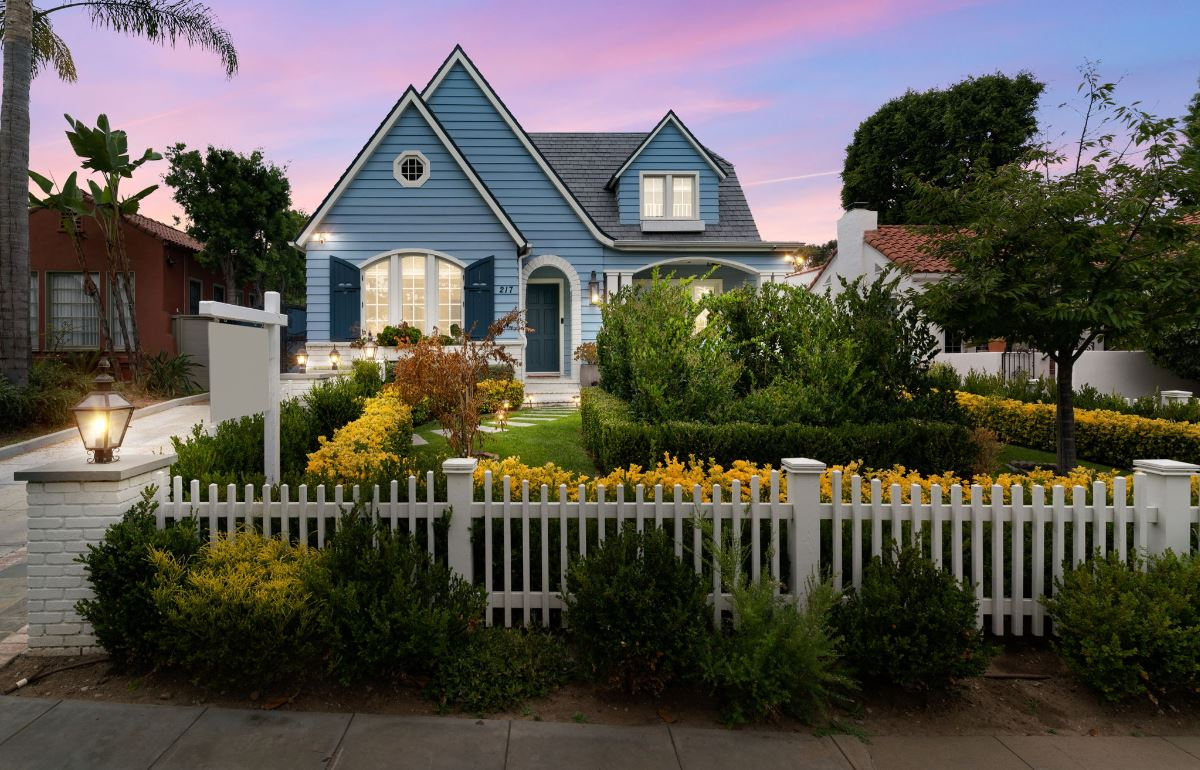 Charming LA Cottage | Bevolo