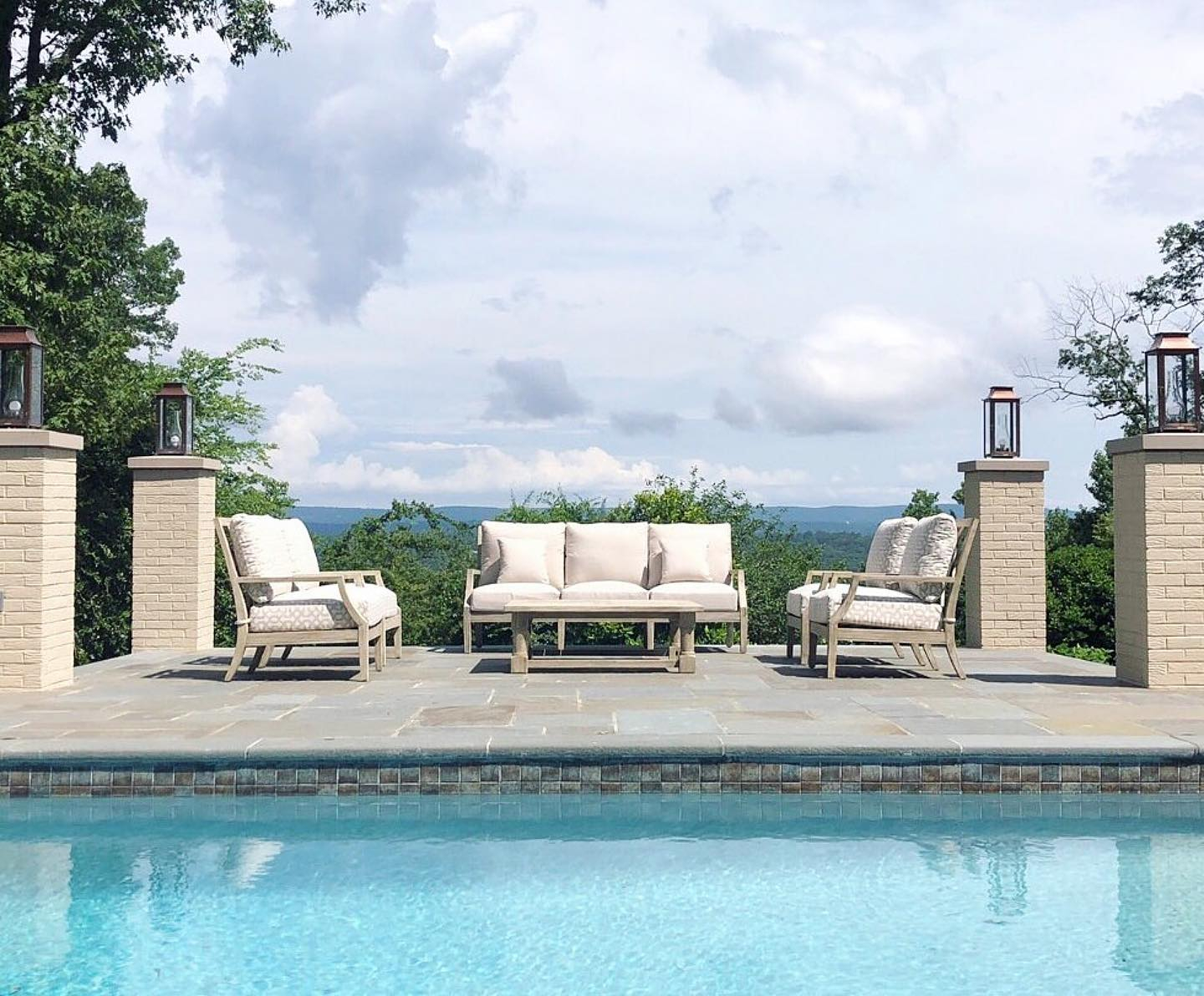 Williamsburg Low Profile Column Mount